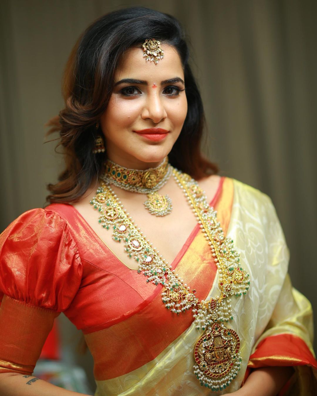 చీరకట్టులో అషు రెడ్డి అందాల విందు.. ముద్దుగుమ్మ సొగసులకు కుర్రాళ్లు ...