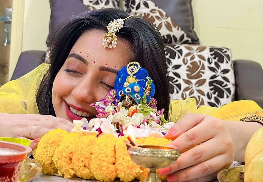 সবুজ শাড়িতে মায়াবী শ্রাবণী, মিষ্টি হাসি দেখে মোহিত হচ্ছেন ভক্তরা ...