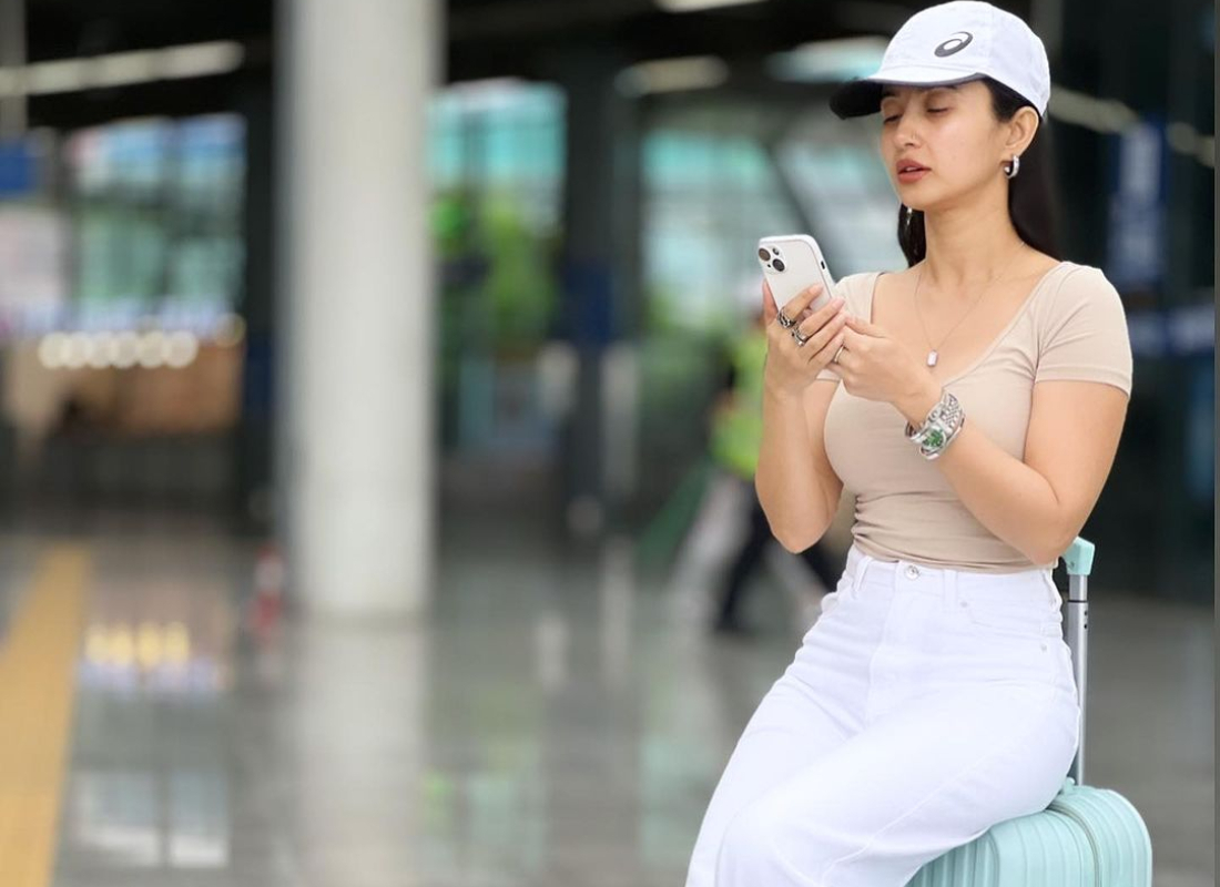 হালকা রঙের টপে মায়াবী মনামী, দেখুন সেই সুন্দর লুকের ছবি | Latest ...