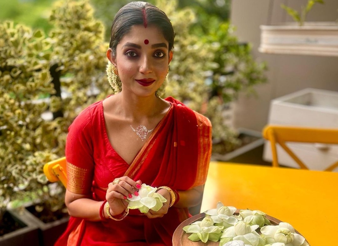 লাল শাড়িতে অপরূপা দেবলীনা, মায়াবী অবতার নজর কাড়ছে ফ্যানেদের | Latest ...