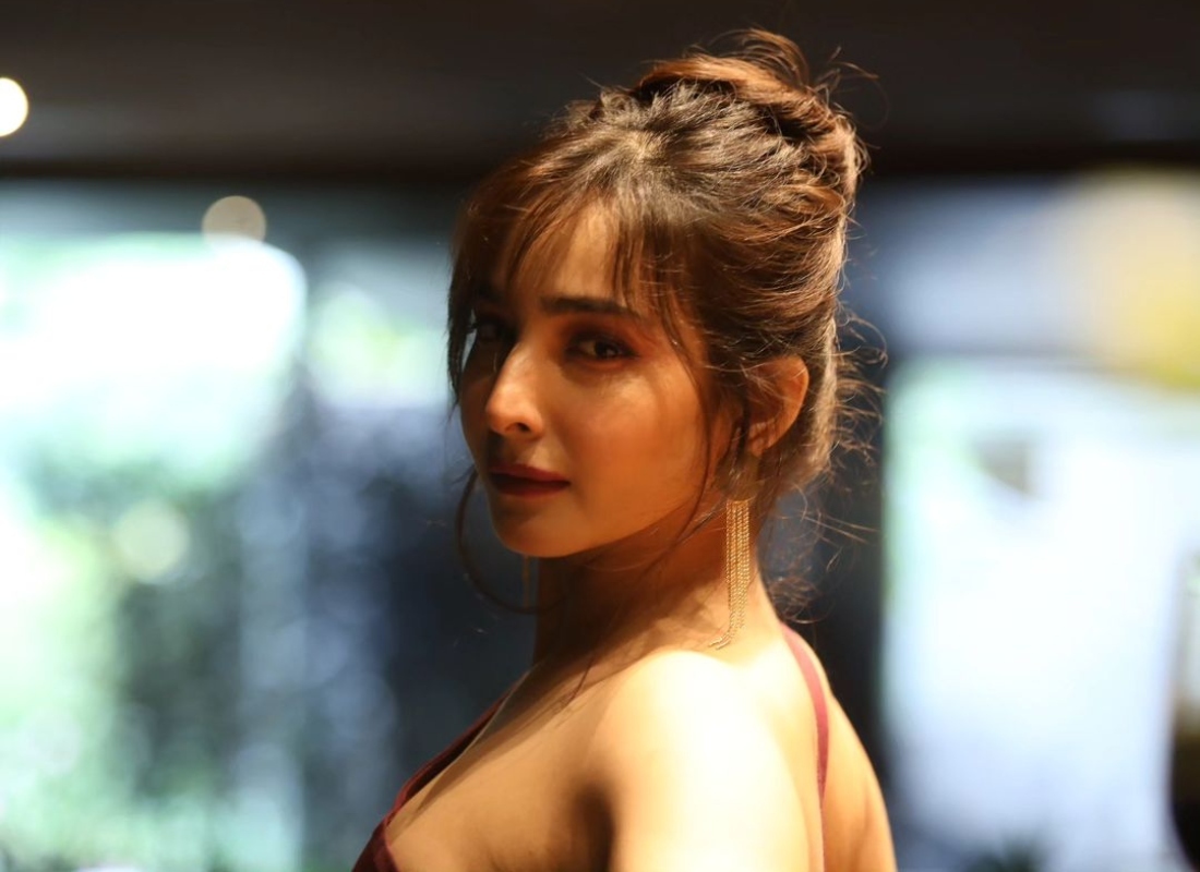 সাদা শর্ট পোশাকে মিষ্টি লাগছে সৃজলাকে, নয়া অবতারে মুগ্ধ ভক্তরা | See televison actress srijla ...