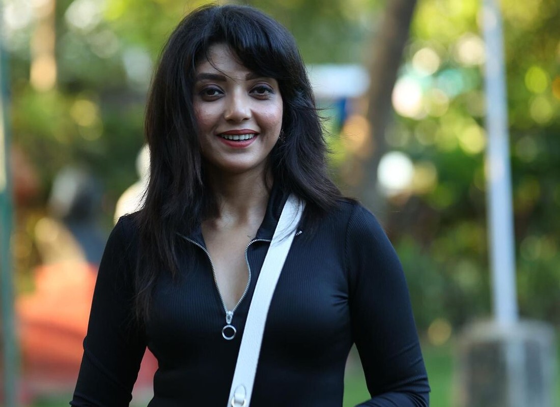 কালো আউটফিটে নিজেকে মানান সই সাজে সাজিয়ে তুলছেন দেবলীনা | Latest ...