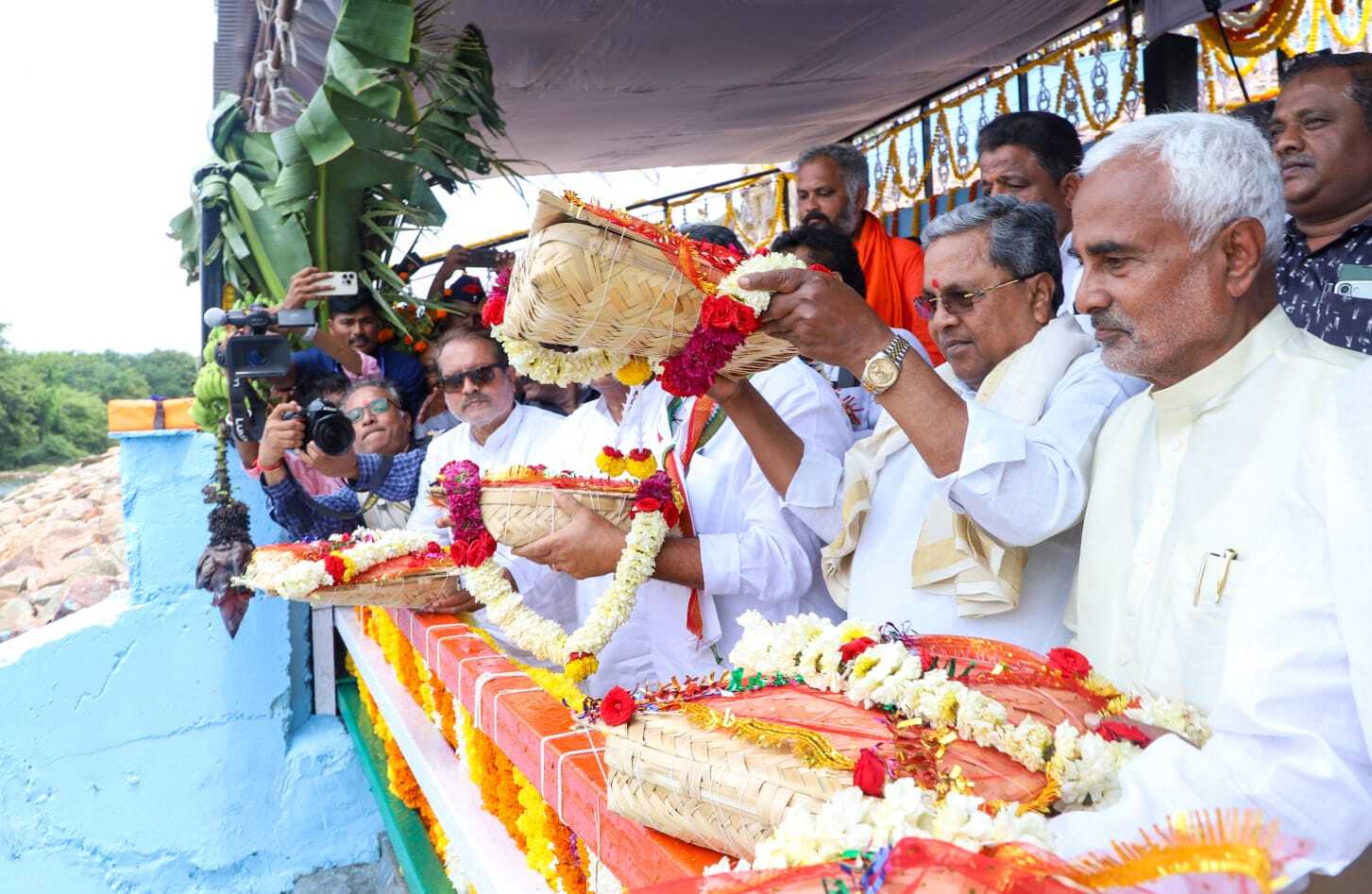 ಆಲಮಟ್ಟಿಯಲ್ಲಿ ಕೃಷ್ಣಾ ನದಿಗೆ ಗಂಗಾಪೂಜೆ ನೆರವೇರಿಸಿ ಬಾಗಿನ ಅರ್ಪಿಸಿದ ಸಿಎಂ ...