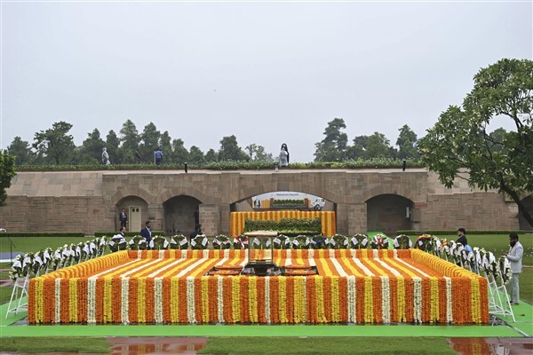 In Pics: G20 Leaders Pay Respects To Mahatma Gandhi At Rajghat During ...