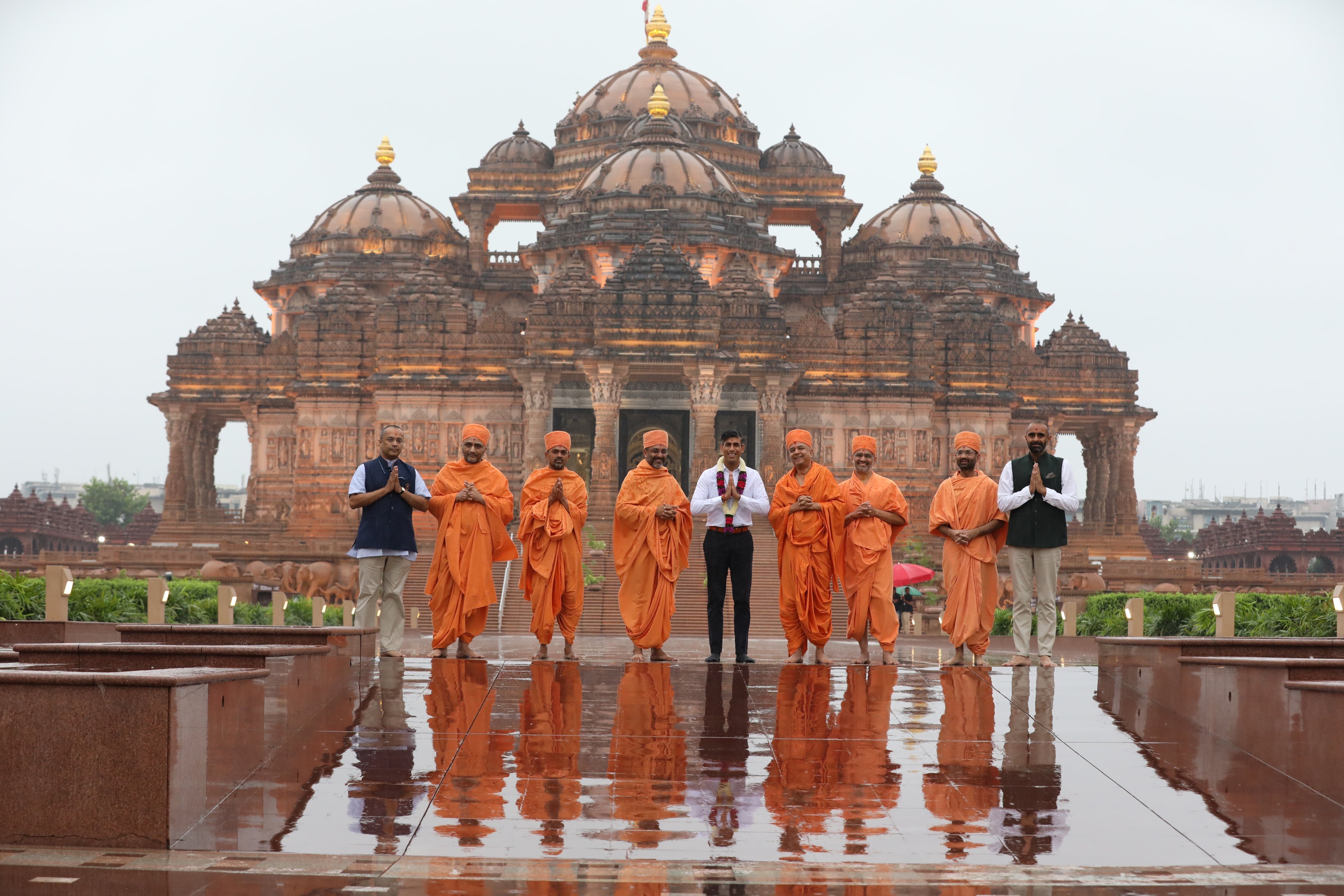 In Pics: UK PM Rishi Sunak And Wife Akshata Murthy Visit Delhi's Akshardham Temple For Prayers ...