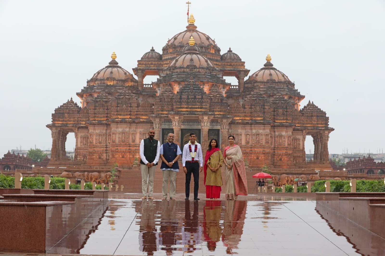 In Pics: UK PM Rishi Sunak And Wife Akshata Murthy Visit Delhi's Akshardham Temple For Prayers ...