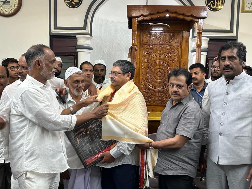 ಮಂಗಳೂರಿನಲ್ಲಿ ಸಚಿವ ಜಮೀರ್‌ ಅಹಮದ್ ಖಾನ್‌ ಖದರ್‌, ಹಲವು ಮುಖಂಡರ ಭೇಟಿ | Meeting ...