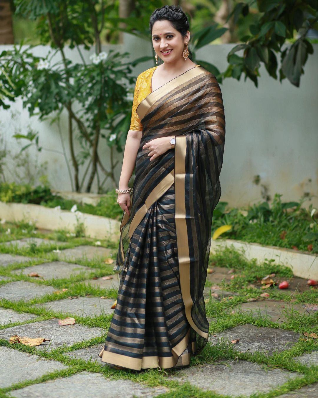 Miya George New Look In Black Saree Goes Viral On Social Media, Check ...