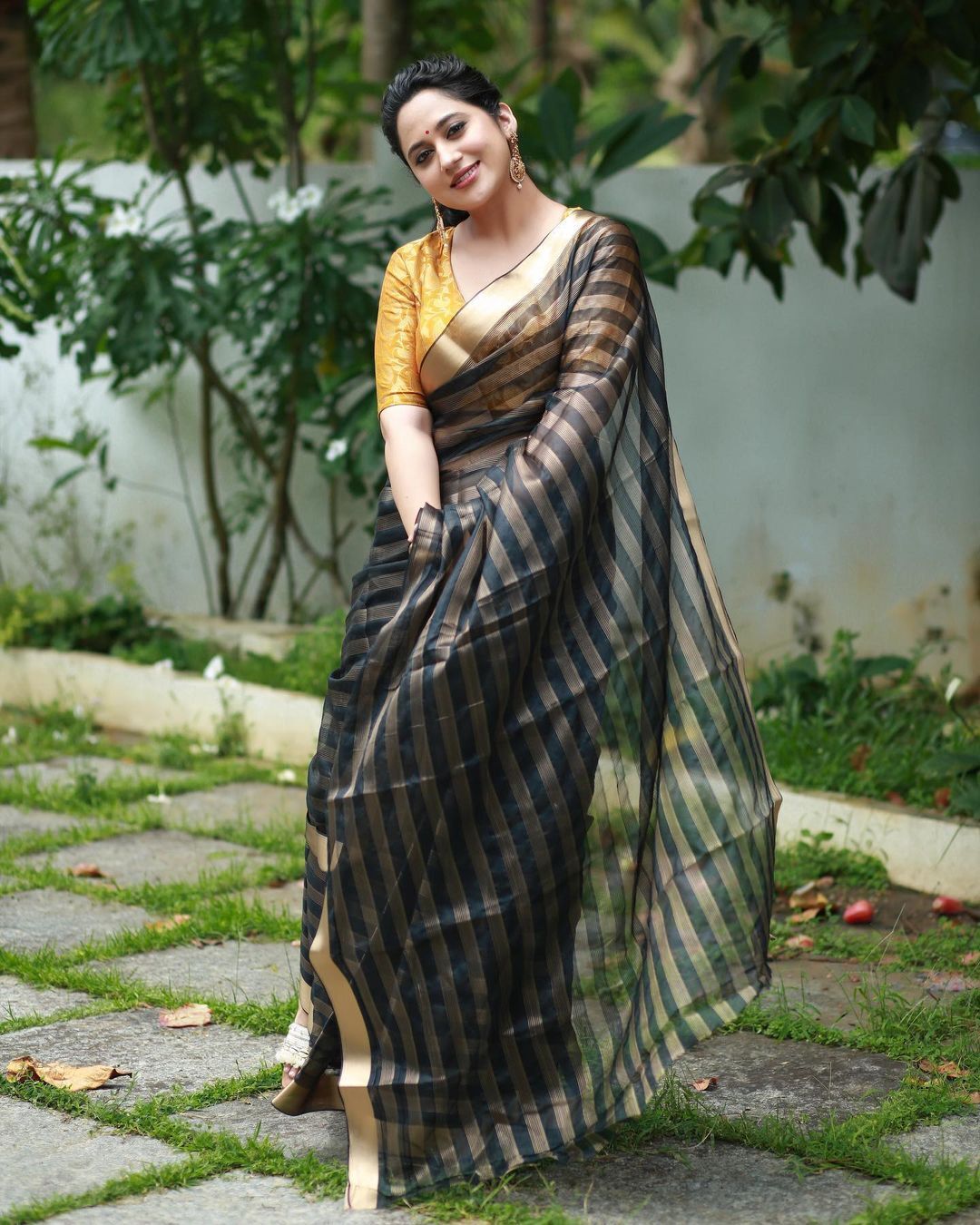 Miya George New Look In Black Saree Goes Viral On Social Media, Check ...