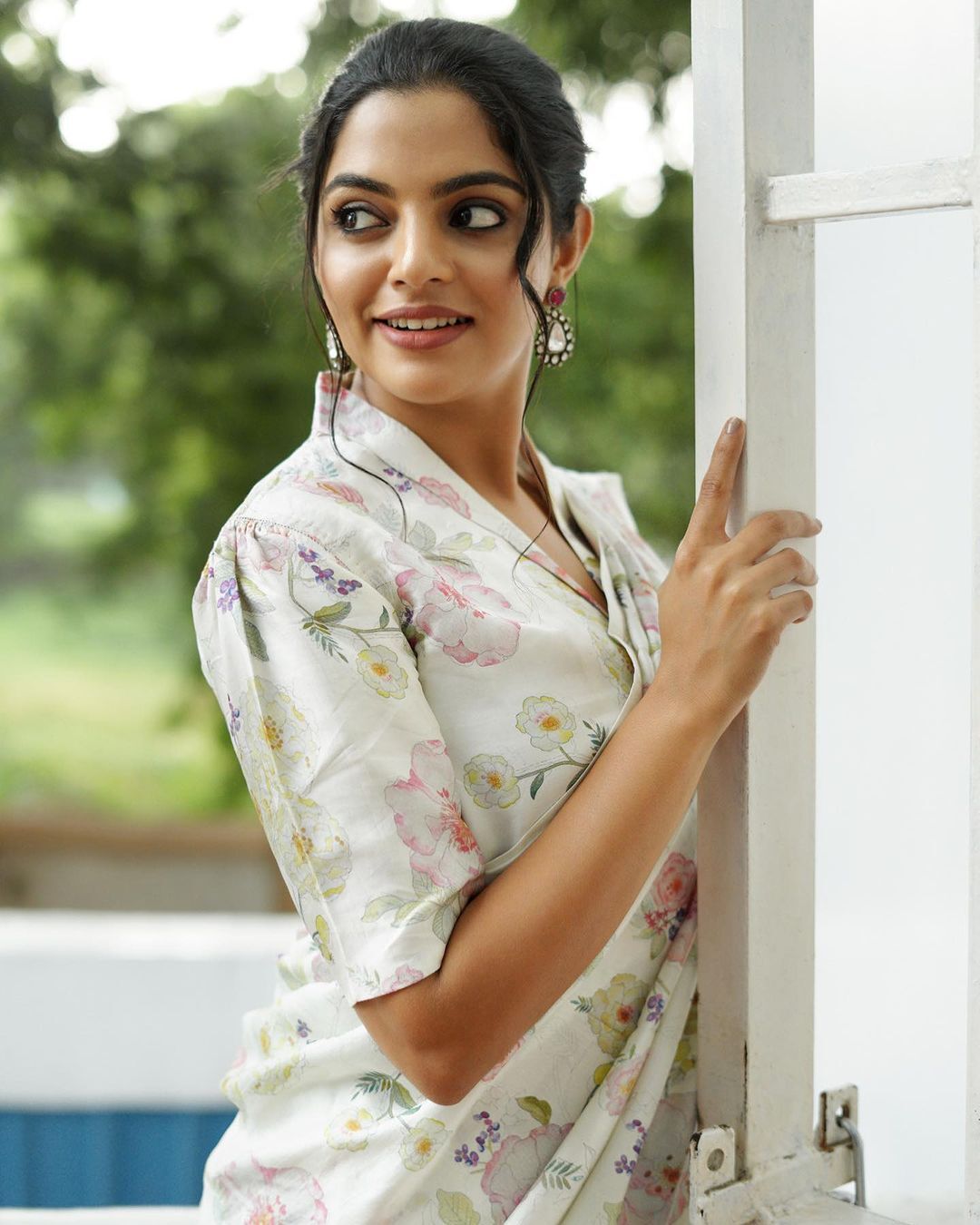 Nikhila Vimal's New Photo Goes Viral On Social Media, Check Out The ...