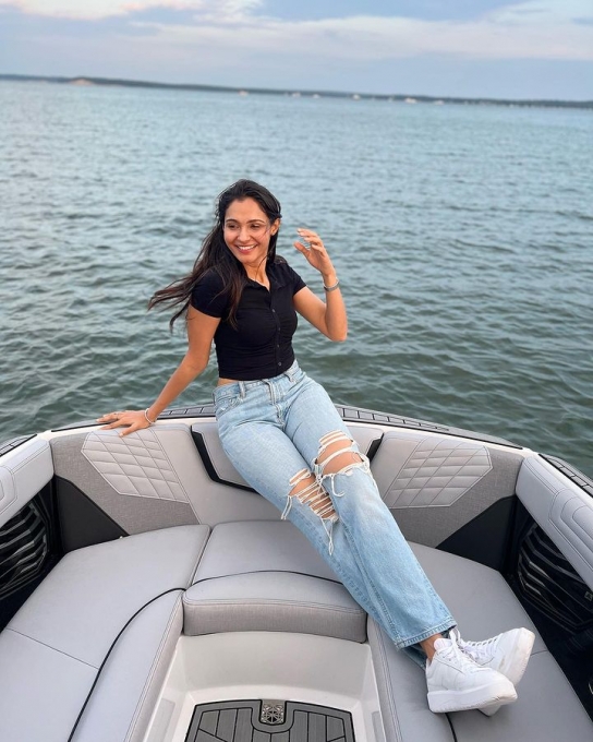 PHOTOS: சொகுசு படகில் கலக்கல் போஸ் கொடுத்த ஆண்ட்ரியா.. வெகேஷனை ஜாலி ...