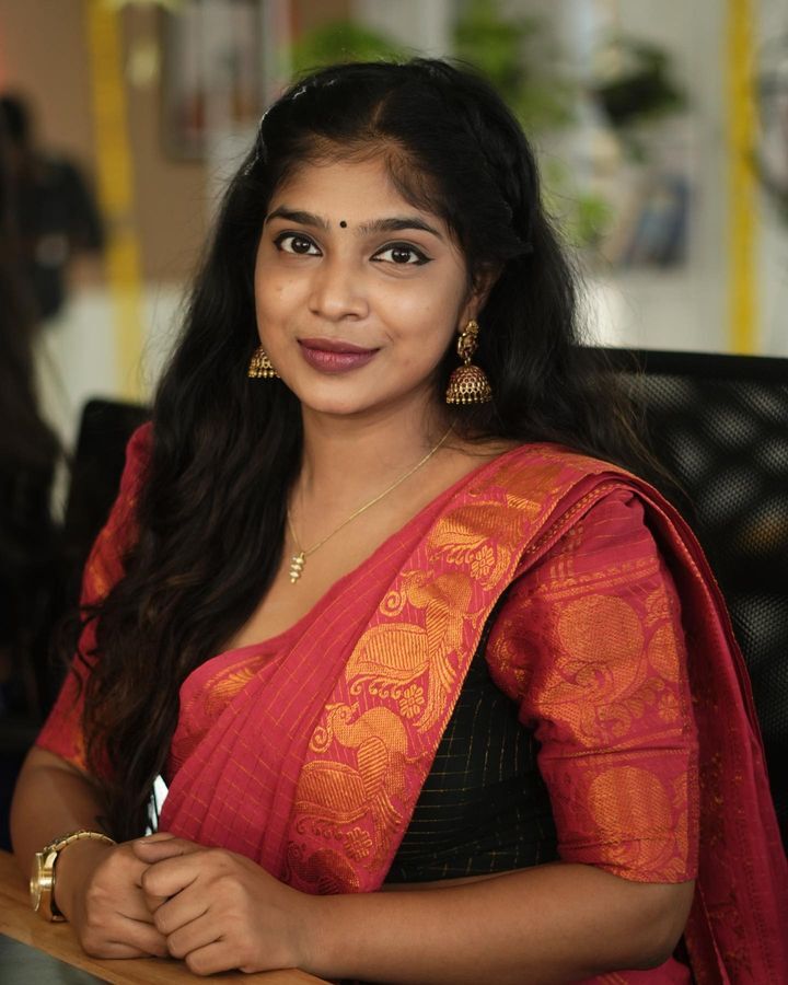 PHOTOS: பாவாடை தாவணியில் வலம் வரும் விஜே பார்வதி.. லேட்டஸ்ட் பிக்ஸ் இதோ ...