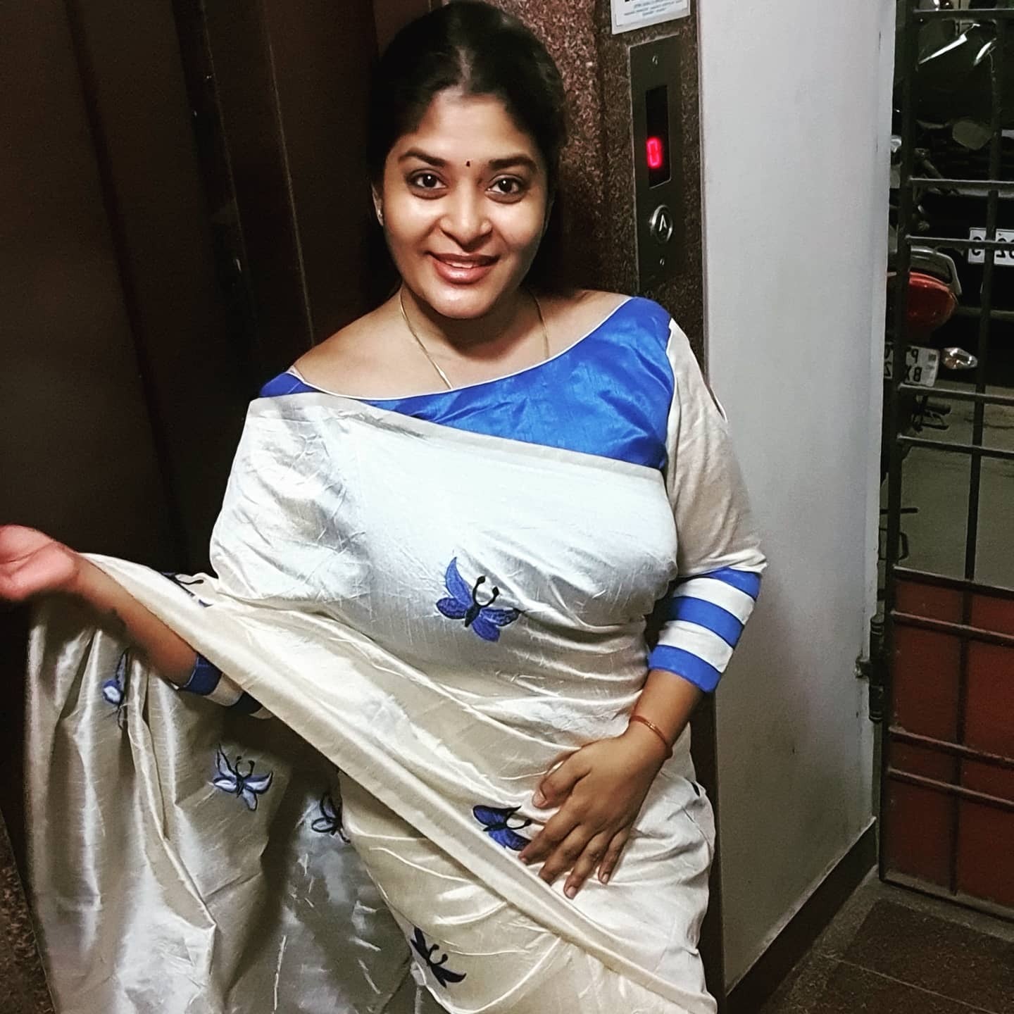 PHOTOS: விஜய்யின் 'காவலன்' பட நடிகை நீபவை நியாபகம் இருக்கா? மிரள ...