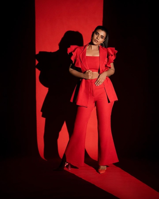 PHOTOS: போட்டோஷூட்டில் அசத்தும் ஐஸ்வர்யா ராஜேஷ்.. இணையத்தளத்தில் ...