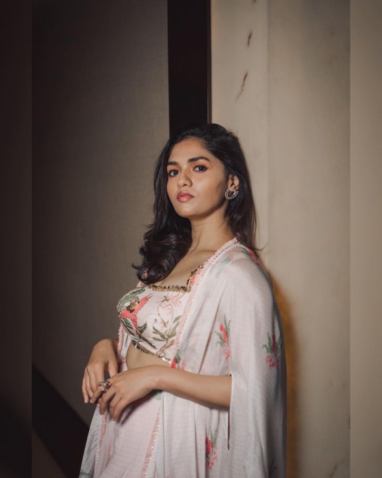 PHOTOS: 'காதலில் விழுந்தேன்' பட நாயகியா இது? மாடர்ன் ட்ரெஸ்ஸில் வேற லெவல் போட்டோஷூட்! | actress ...