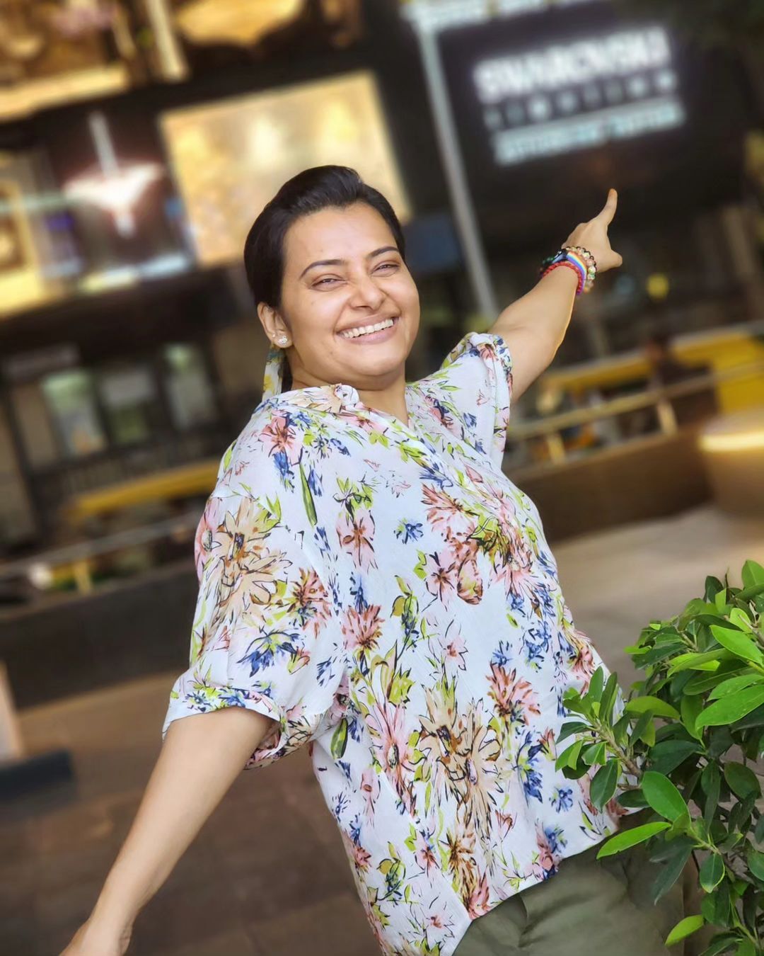 Photos கூலிங் க்ளாசில் கூலாக போஸ் கொடுத்த தாலாட்டு சீரியல் நடிகை இணையத்தை கலக்கும் லேட்டஸ்ட்