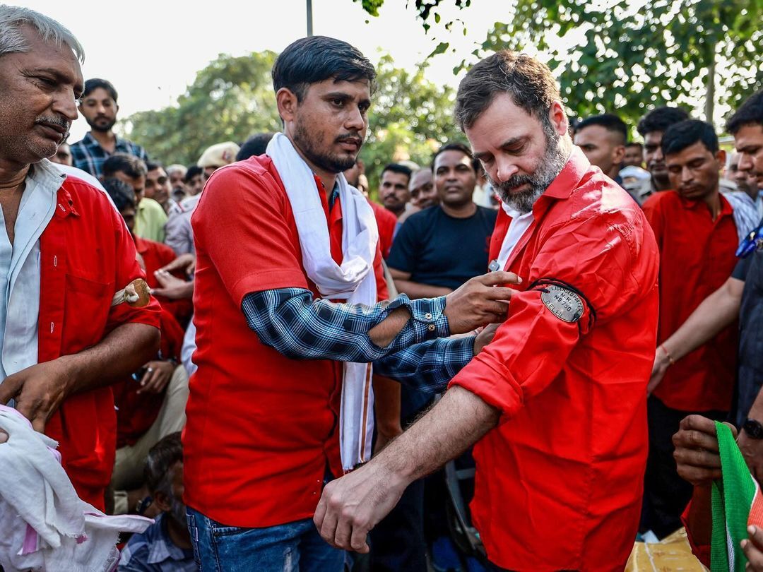 Rahul Gandhi's Coolie Avatar At Delhi's Anand Vihar Railway Station Photos: HD Images, Pictures ...