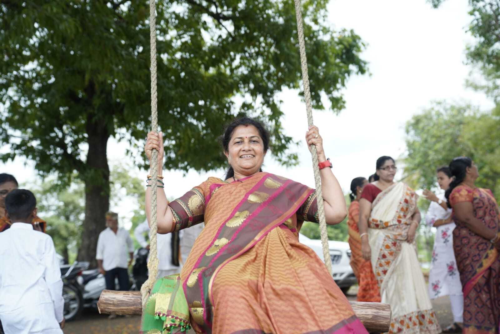 ಜೋಕಾಲಿ ಆಡಿ ಬಾಲ್ಯದ ನೆನಪು ಮೆಲಕು ಹಾಕಿದ ಹಾಕಿದ ಶಶಿಕಲಾ ಜೊಲ್ಲೆ | Shashikala ...