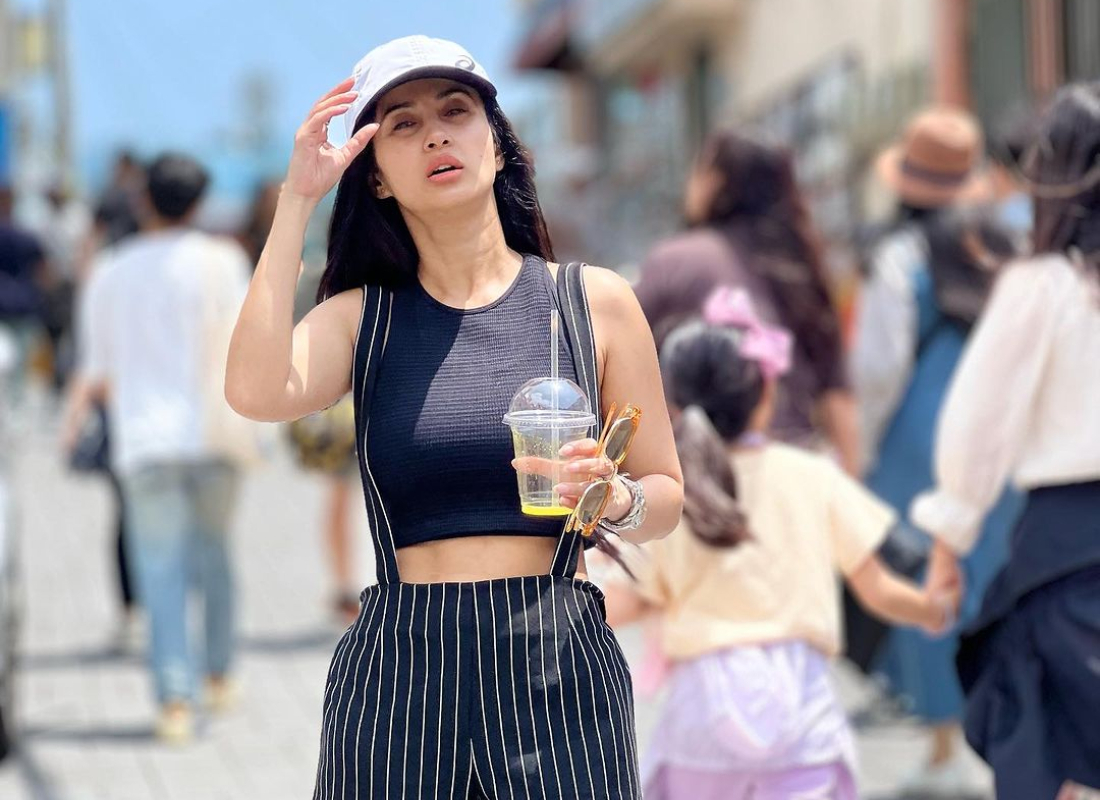 কালো পোশাকে লাস্যময়ী মনামী, অভিনেত্রীর মায়াবী অবতারে মজেছেন অনুগামীরা ...