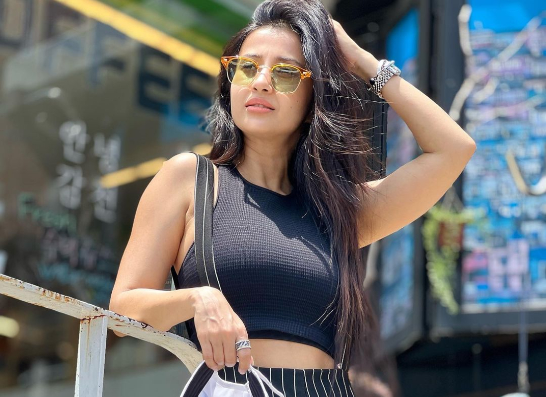 কালো পোশাকে লাস্যময়ী মনামী, অভিনেত্রীর মায়াবী অবতারে মজেছেন অনুগামীরা ...