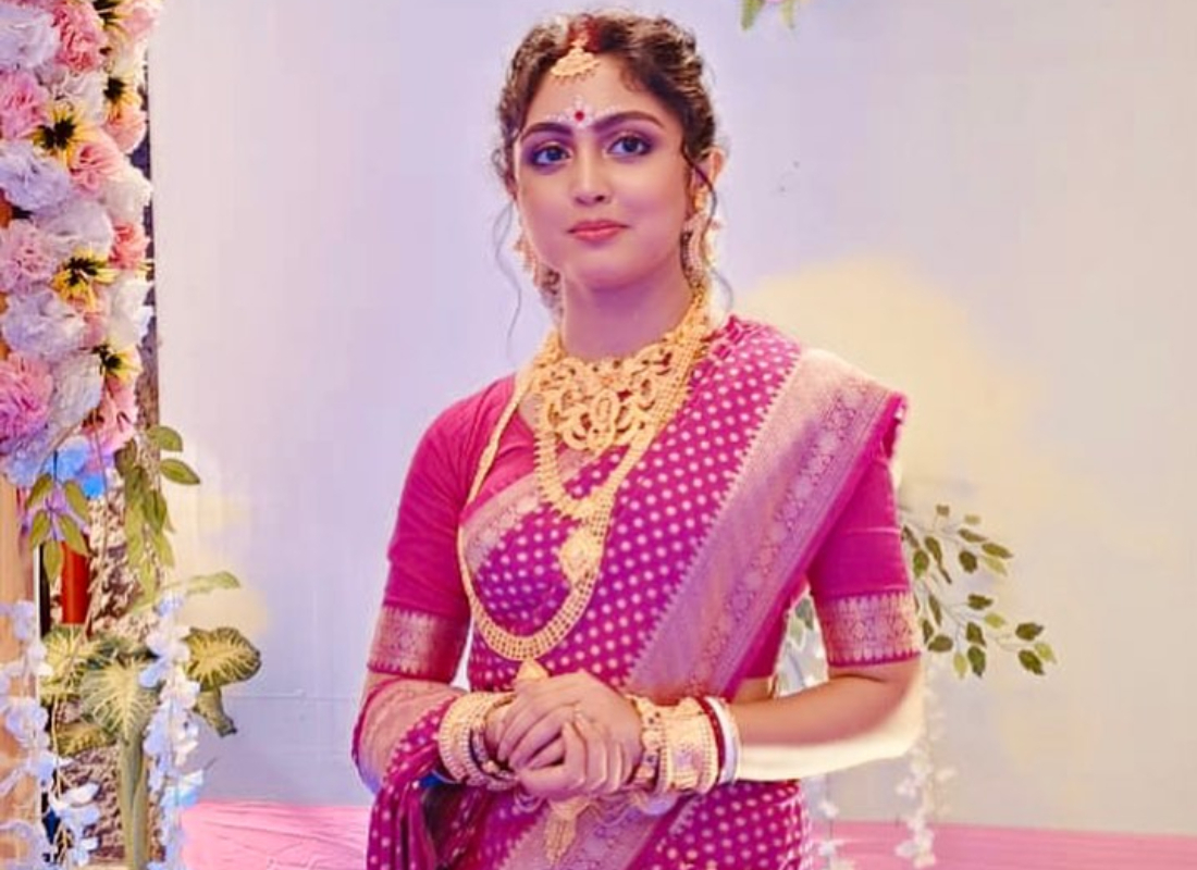 শাড়িতে লাস্যময়ী ঐশী, খোলা চুলে, হালকা মেকআপে ভক্তদের মোহিত করে ...