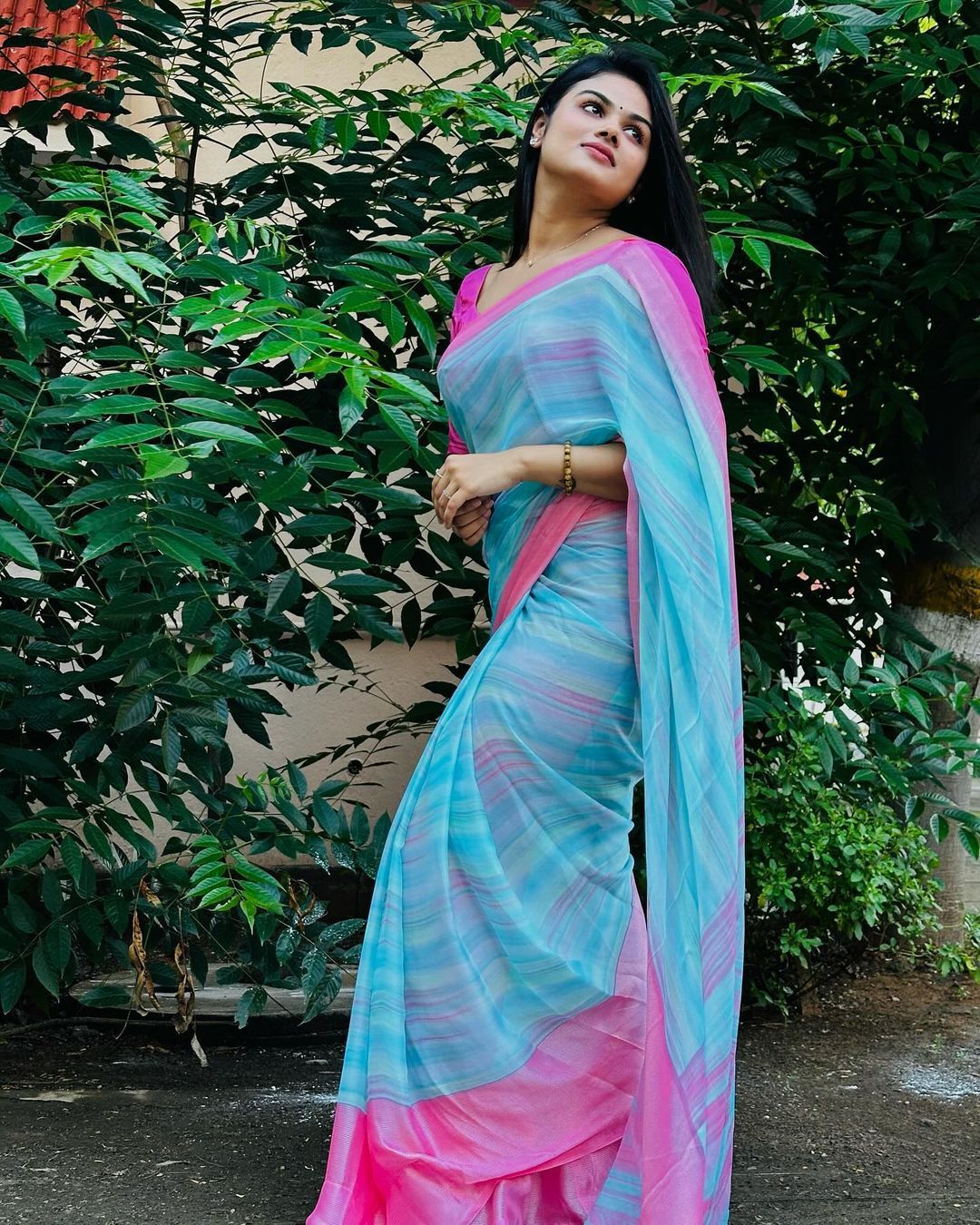 PHOTOS: துபாயில் ஸ்டன்னிங் லுக்.. லைக்குகளை குவிக்கும் பாக்கியலட்சுமி ...