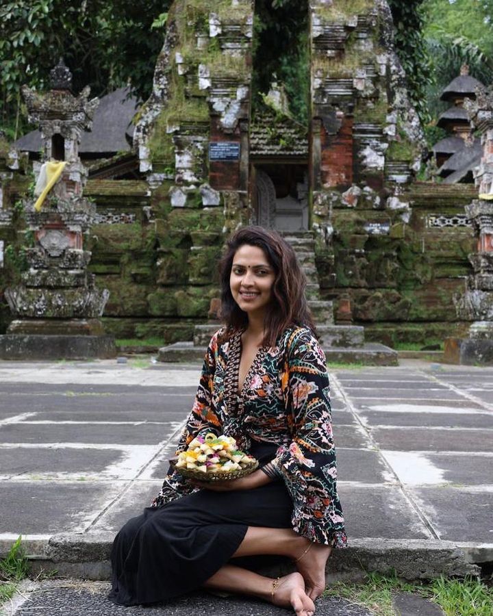 PHOTOS: ஆன்மிக பயணத்தில் மைனா பட நடிகை.. வெளியான லேட்டஸ்ட் படங்கள் ...