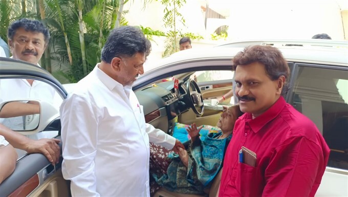 ಅನಾರೋಗ್ಯದ ನಡುವೆಯೂ ಡಿಕೆ ಶಿವಕುಮಾರ್‌ರನ್ನು ಭೇಟಿಯಾದ ಹಿರಿಯ ನಟಿ ಲೀಲಾವತಿ ...