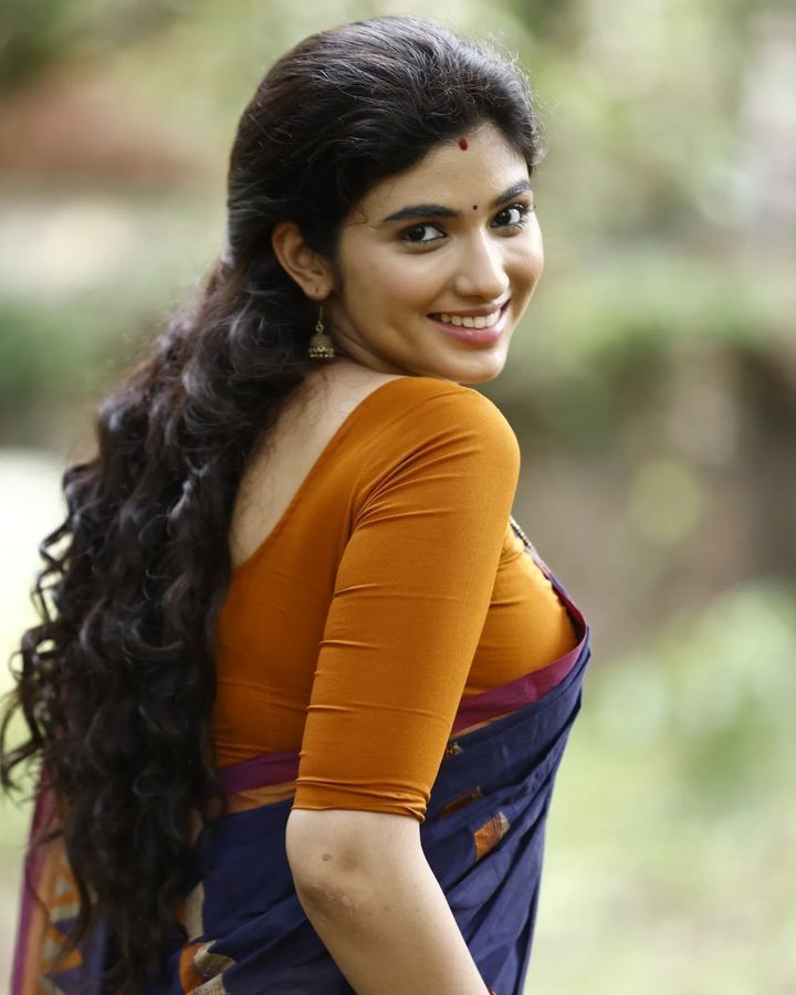 PHOTOS: அல்ட்ரா மாடர்ன் அவுட் ஃபிட்.. கோல்டன் உடையில் தாறுமாறு போஸ் ...