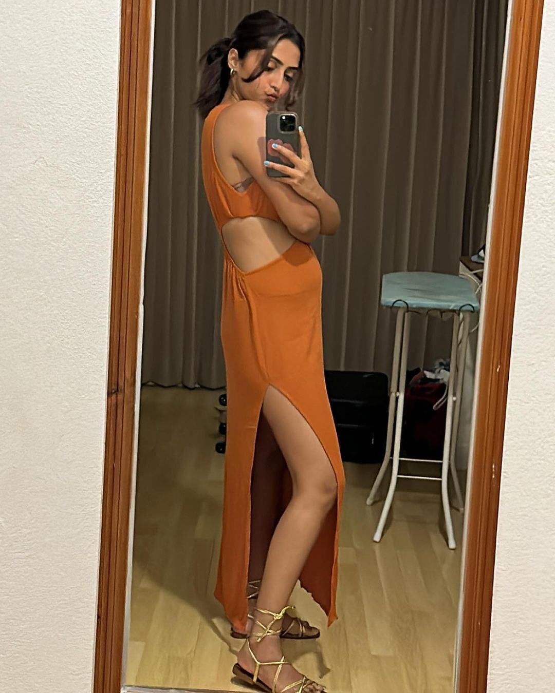 PHOTOS: மிர்ரர் செல்ஃபீ போட்டு லைக்குகளை குவிக்கும் பீகில் பட நடிகை.. லேட்டஸ்ட் க்ளிக்ஸ் ...