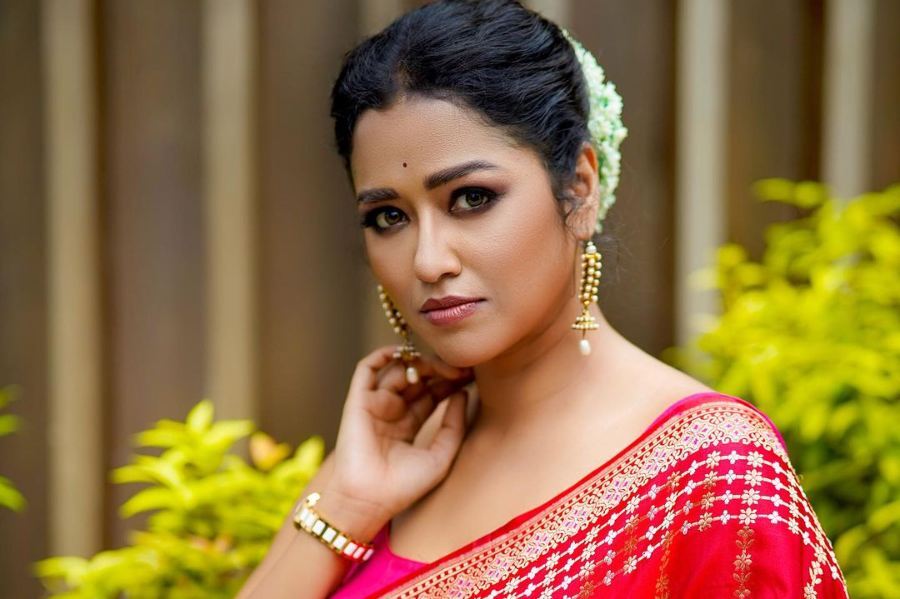 লাল শাড়িতে অনন্যা সোহিনী, সোশ্যাল মিডিয়ায় ধরা দিলেন এক নতুন লুকে, দেখুন ছবি | Actress Sohini ...