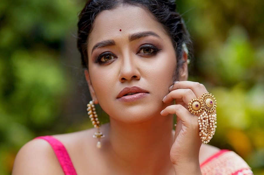 লাল শাড়িতে অনন্যা সোহিনী, সোশ্যাল মিডিয়ায় ধরা দিলেন এক নতুন লুকে, দেখুন ছবি | Actress Sohini ...