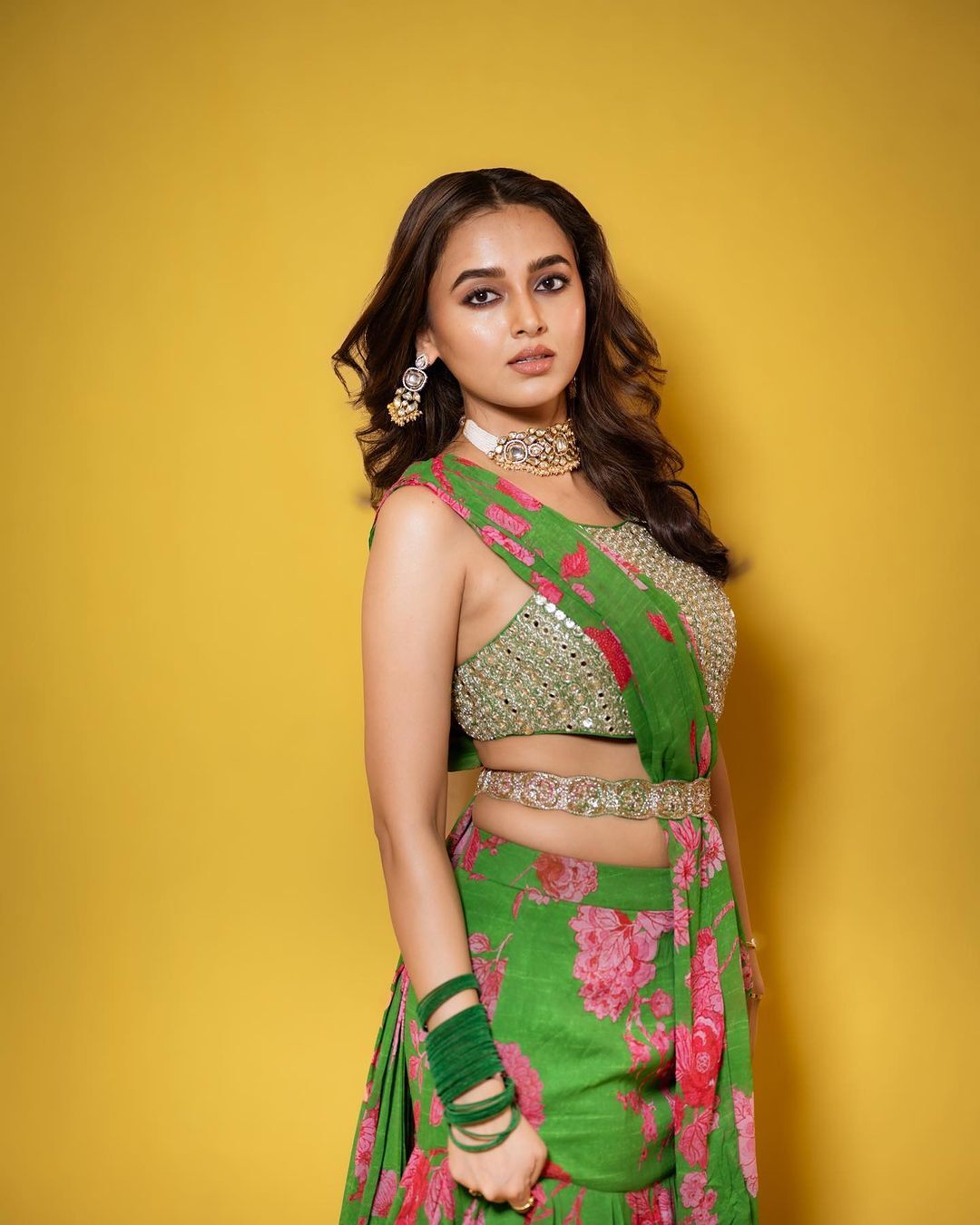 క్యూట్ అందాలతో కవ్విస్తున్న తేజస్వీ ప్రకాష్ | Actress Tejaswi prakash ...
