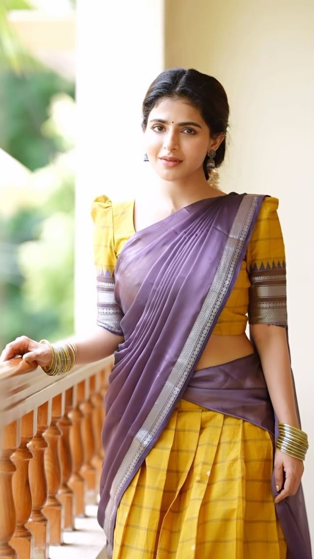 లంగా ఓణీలో ఐశ్వర్య మీనన్ అందాల మెరుపులు.. | Aishwarya Menon looks beautiful in langa voni ...