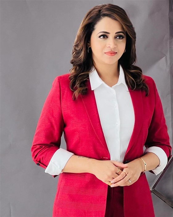 Actress Bhavana's New Formal Wear Look In Red And White Look Goes Viral ...