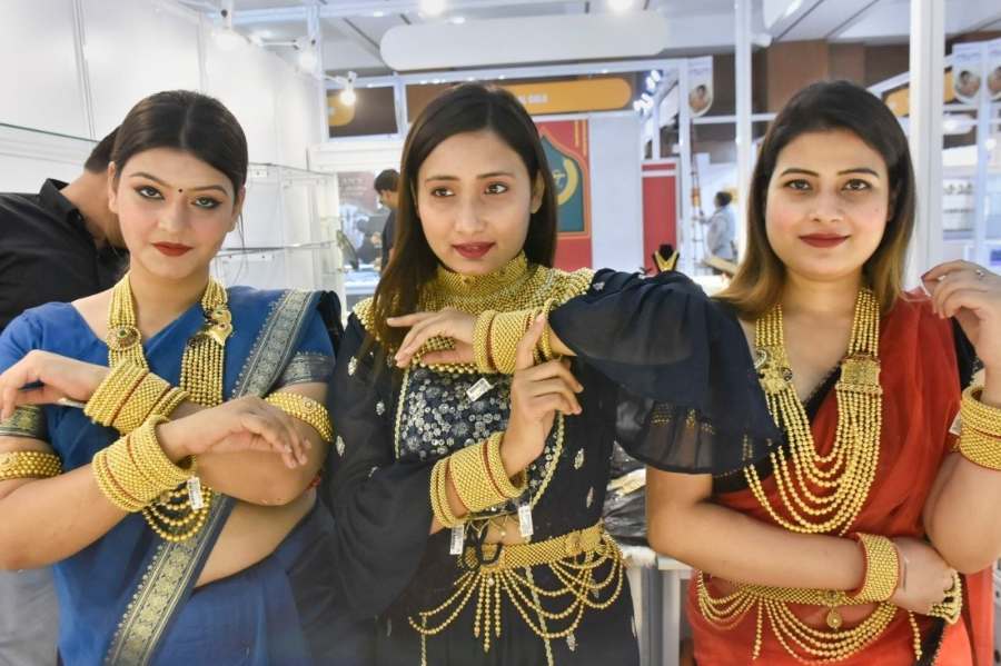 Today gold price in Kolkata: ঊর্ধ্বমুখী সোনা ও রুপোর দর, দেখুন ...