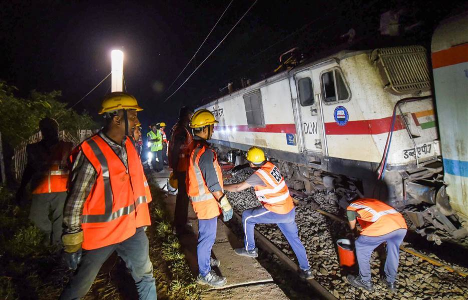 PHOTOS: தடம்புரண்ட டெல்லி - காமாக்யா எக்ஸ்பிரஸ் ரயில்.. பலர் படுகாயம் ...