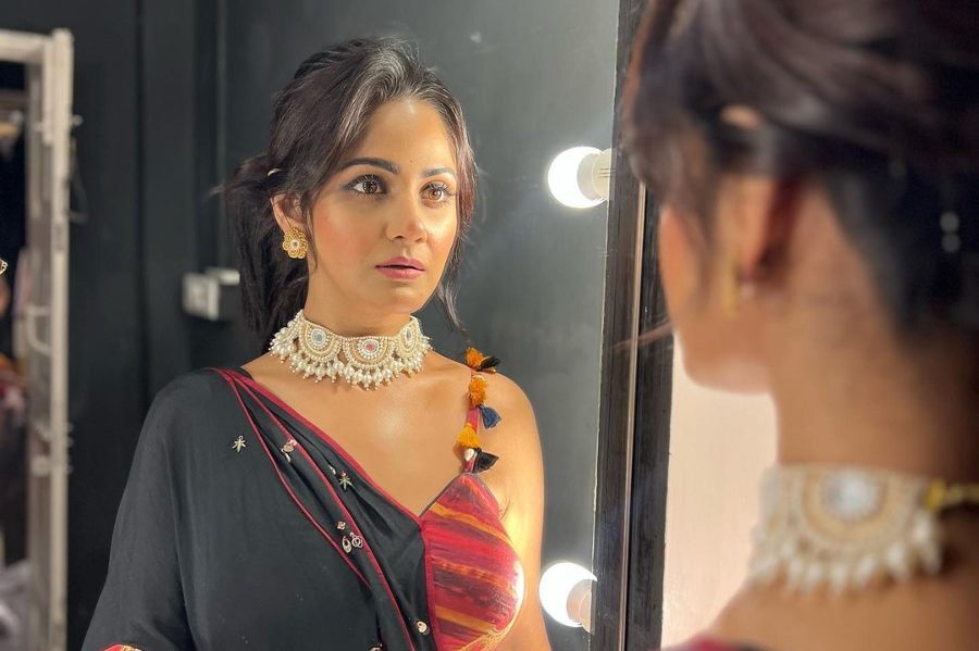 কালো শাড়ির সঙ্গে ভারী মেকআপে নিজেকে লাস্যময়ী করে তুলেছেন তৃণা ...