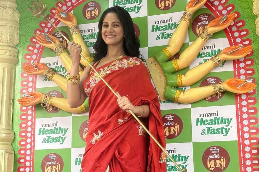 কালো শাড়ির সঙ্গে ভারী মেকআপে নিজেকে লাস্যময়ী করে তুলেছেন তৃণা ...