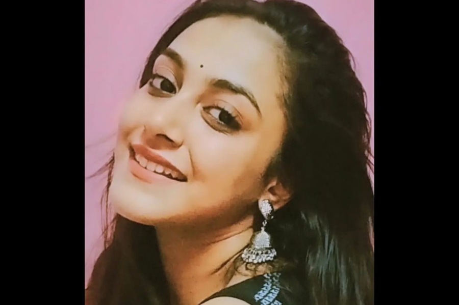 ক্যাজুয়াল লুকে এবার সোশ্যাল মিডিয়ায় ধরা দিলেন অভিনেত্রী মোহনা মাইতি ...