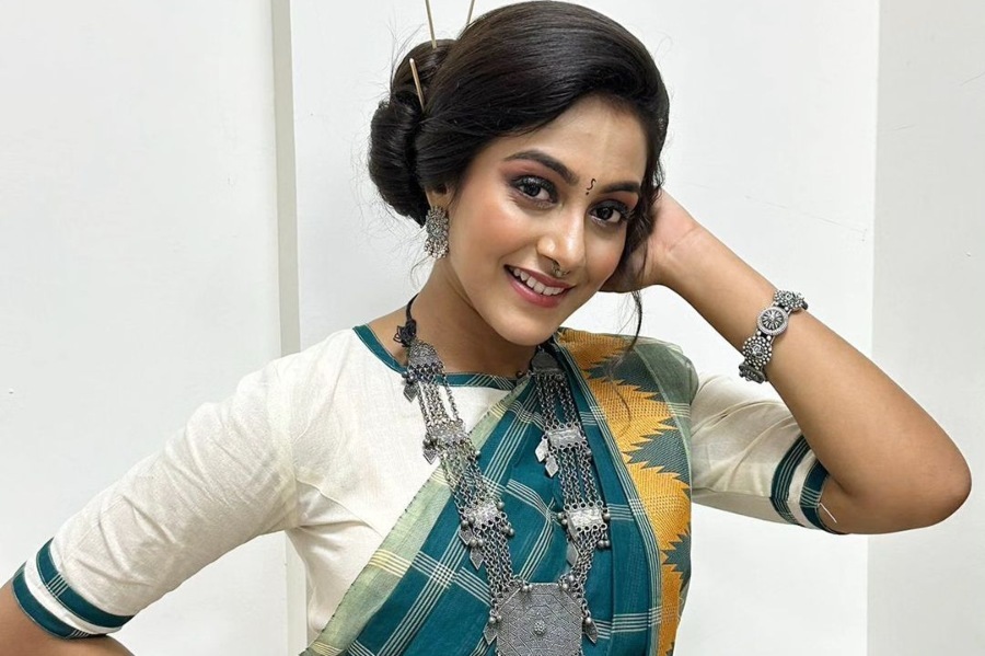 ক্যাজুয়াল লুকে এবার সোশ্যাল মিডিয়ায় ধরা দিলেন অভিনেত্রী মোহনা মাইতি ...