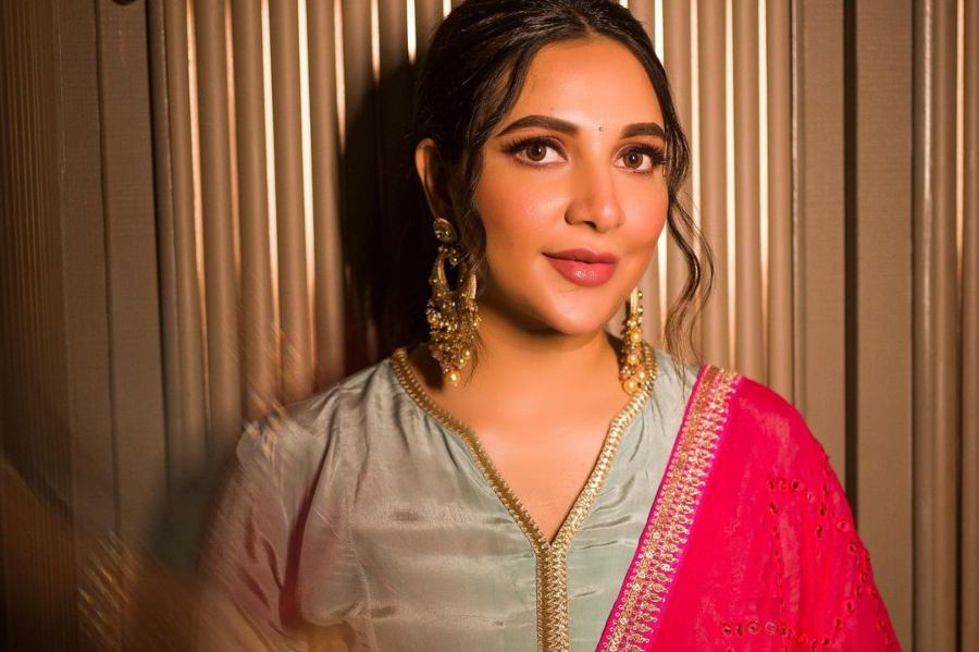 চুড়িদারে মায়াবী শুভশ্রী, রাজ ঘরণীর লুকে মোহিত অনুগামীরা | Latest ...