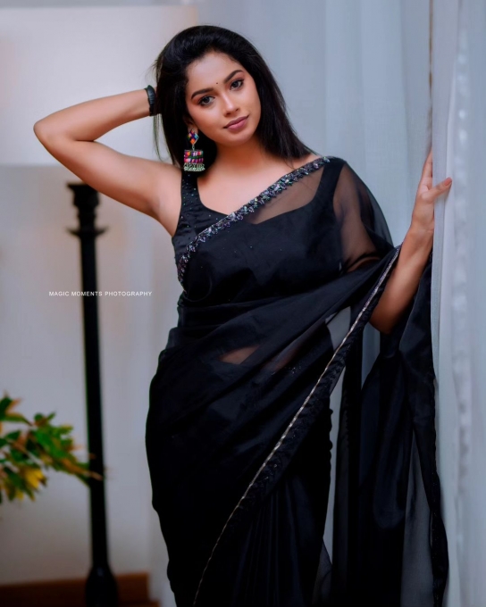 PHOTOS: காய்ச்சல் வரும்வரை தீயாக வேலை செய்யுங்கள்.. ஈரமான ரோஜாவே ...