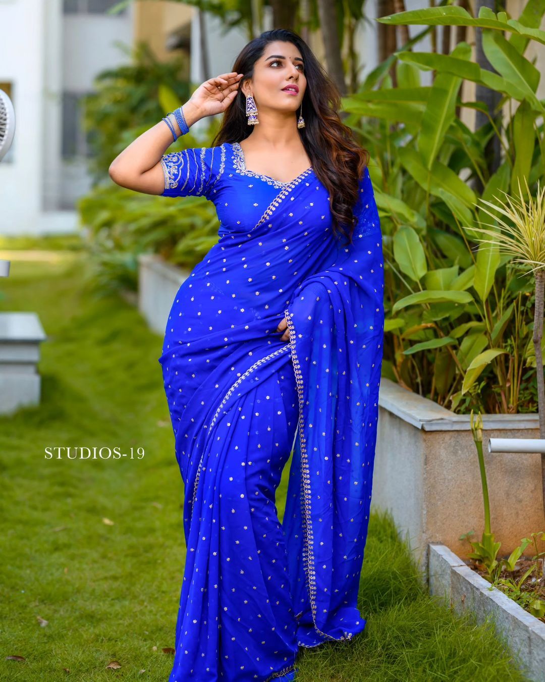 విష్ణు ప్రియ అందాల సునామీ.. భామకు హద్దులు లేవులే..! | ravishing beauty ...