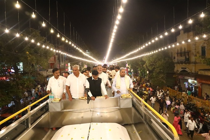 ಅಂಬಾರಿ ಬಸ್‌ನಲ್ಲಿ ಕುಳಿತು ದಸರಾ ಲೈಟಿಂಗ್ಸ್‌ ನೋಡಿದ ಸಿದ್ದರಾಮಯ್ಯ | Siddaramaiah sat in the Ambari bus ...