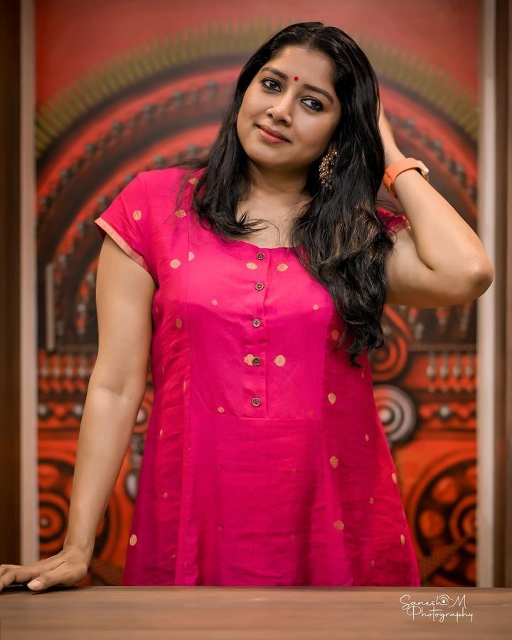 PHOTOS: சேலையில் கார்ஜியஸ் லுக்.. மலையாள பட நடிகையின் லேட்டஸ்ட் ...