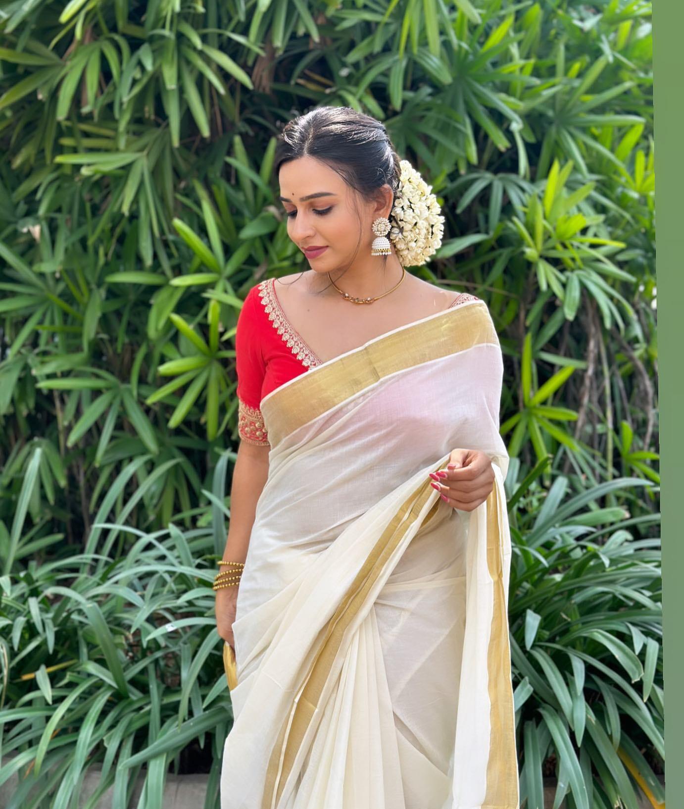 PHOTOS: எண்டே ஓமனக்குட்டி.. மலையாள பெண்ணாக மாறிய பாக்கியலட்சுமி சீரியல் ...