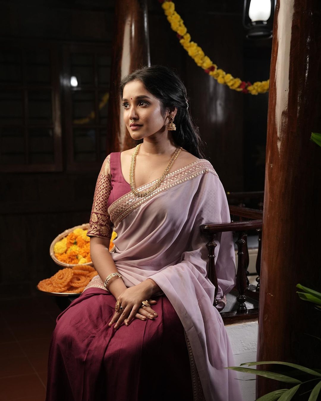 అనిఖా సురేంద్రన్ అందాల మెరుపులు.. ఫుల్ జోరులో ఉందిలే..! | Actress Anikha Surendran stunning ...