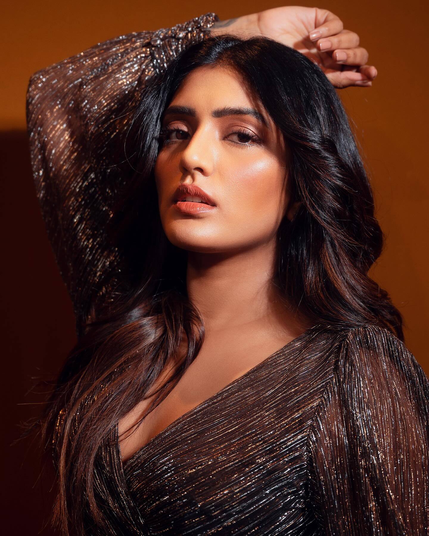 మత్తెక్కించే అందాలతో కుర్రాళ్ల గుండెల్లో సెగలు పుట్టిస్తున్న ఈషా రెబ్బా ...