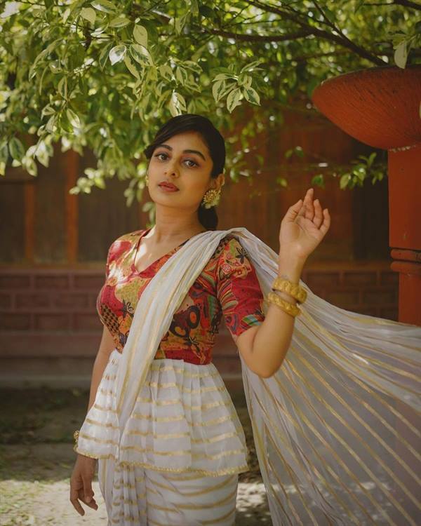 PHOTOS: ஓமணப்பெண்ணே லுக்கில் பாபநாசம் பட நடிகை.. ட்ரடிஷனல் ட்ரெஸ்ஸில் ...